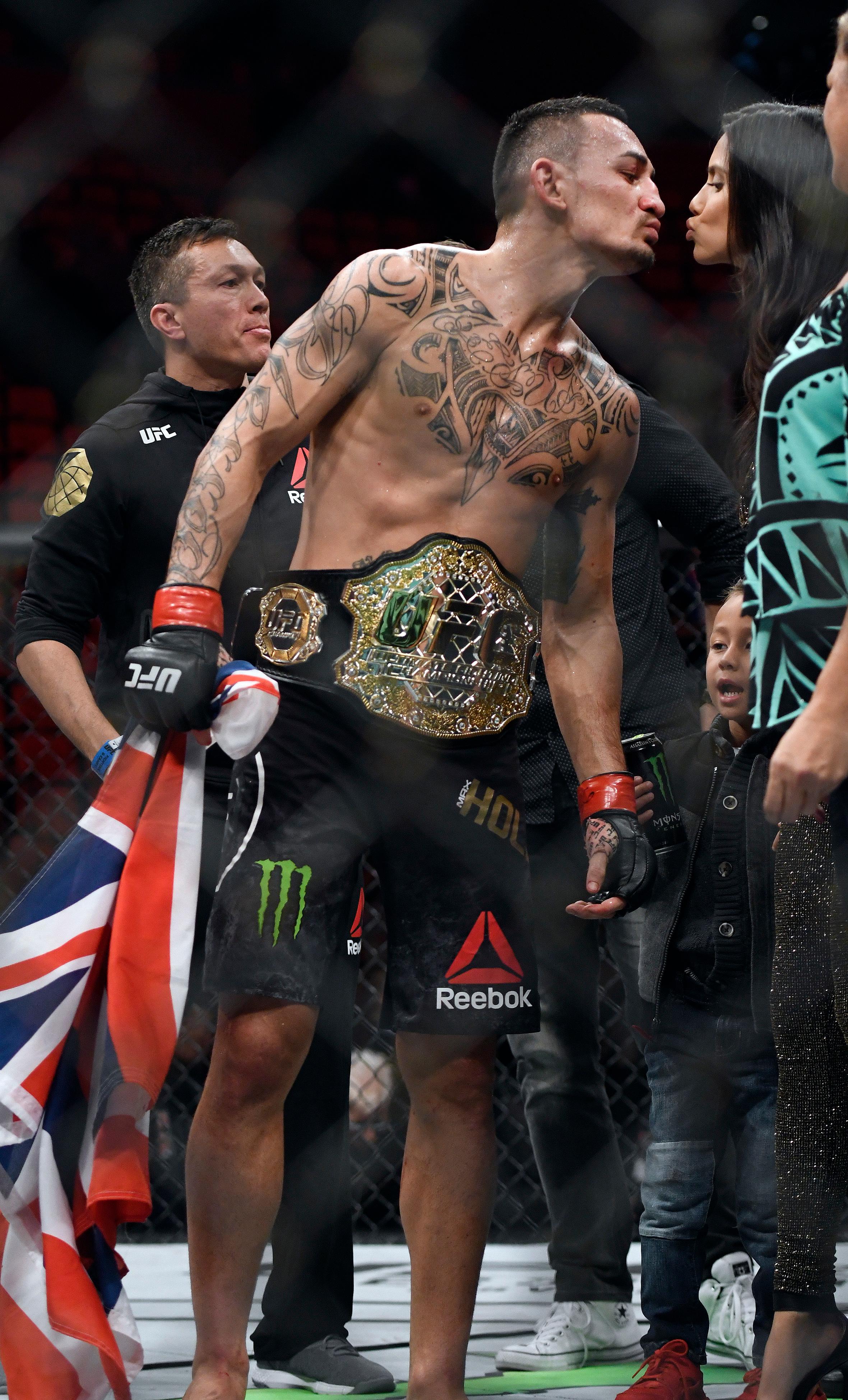 Holloway Beats Aldo Again Keeps UFC Featherweight Belt KABB holloway-beats-aldo-again-keeps-ufc-featherweight-belt-kabb