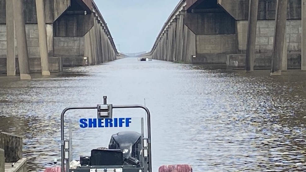 One dead after collision sends 18-wheeler over side of I-10 bridge at ...
